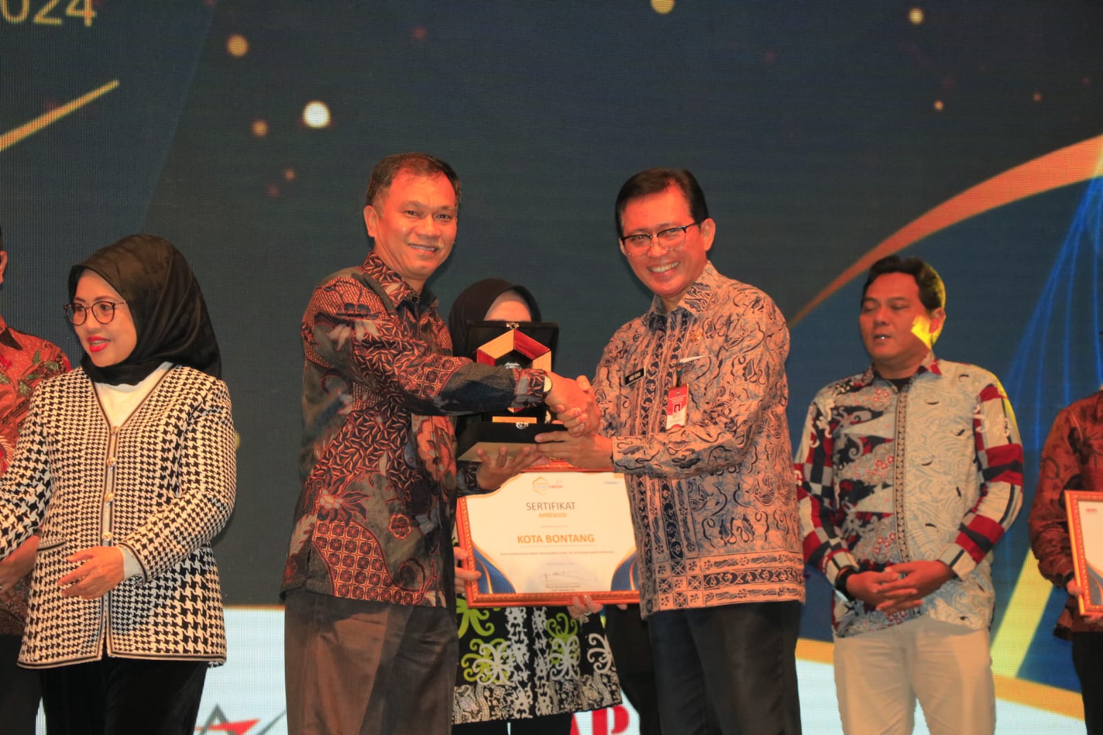 KADIS KOMINFO MEWAKILI PJ BUPATI BELITUNG, RAIH PENGHARGAAN UTAMA ISNA 2024 - sendikatbabel